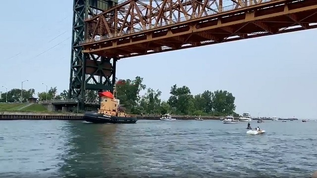 CAUGHT ON VIDEO: Theodore Tugboat arrives at Hamilton Harbour | INthehammer