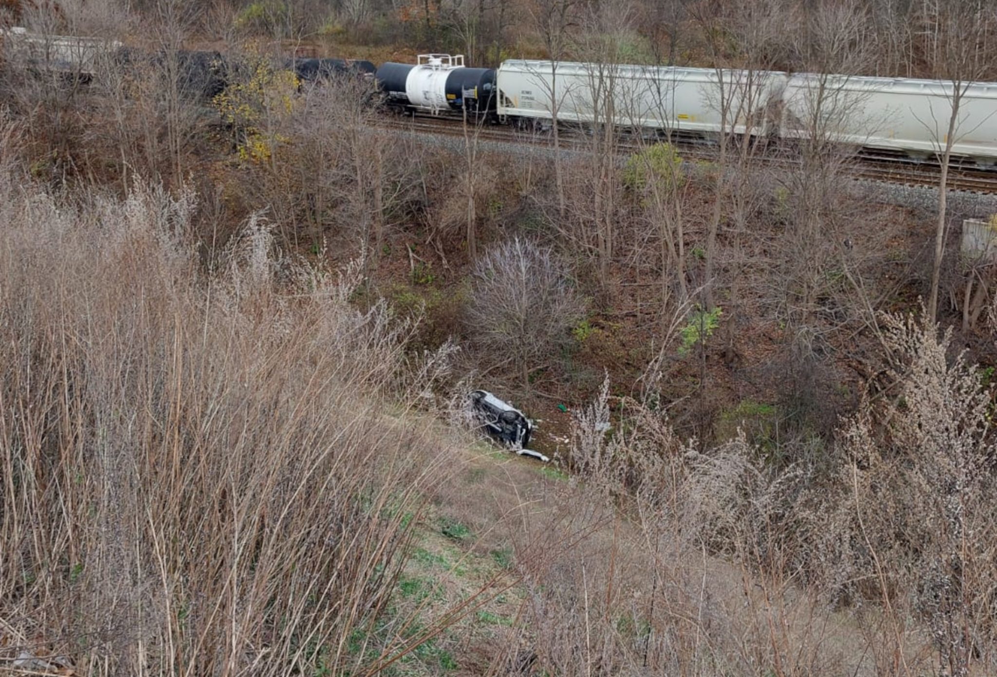 VIDEO: Vehicle rolls down embankment leading to closed lane on Hamilton ...